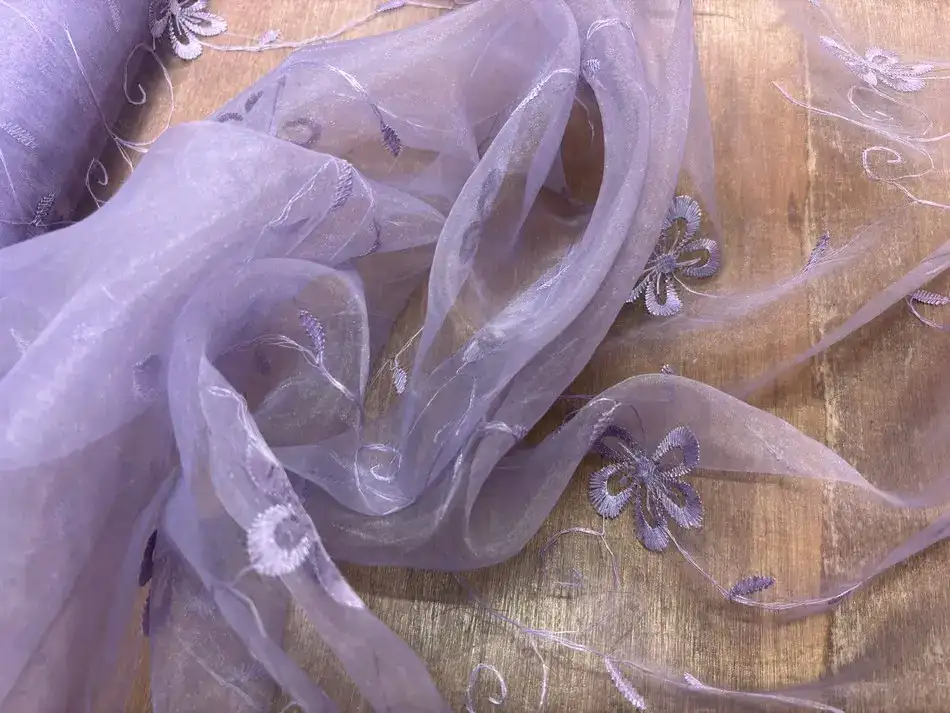 Organza : Guide complet (types, couture, déco, entretien)